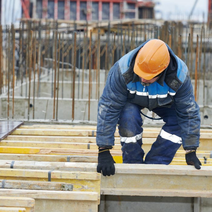 Improving Work Ergonomics with Mast Climbing Work Platforms | APEL