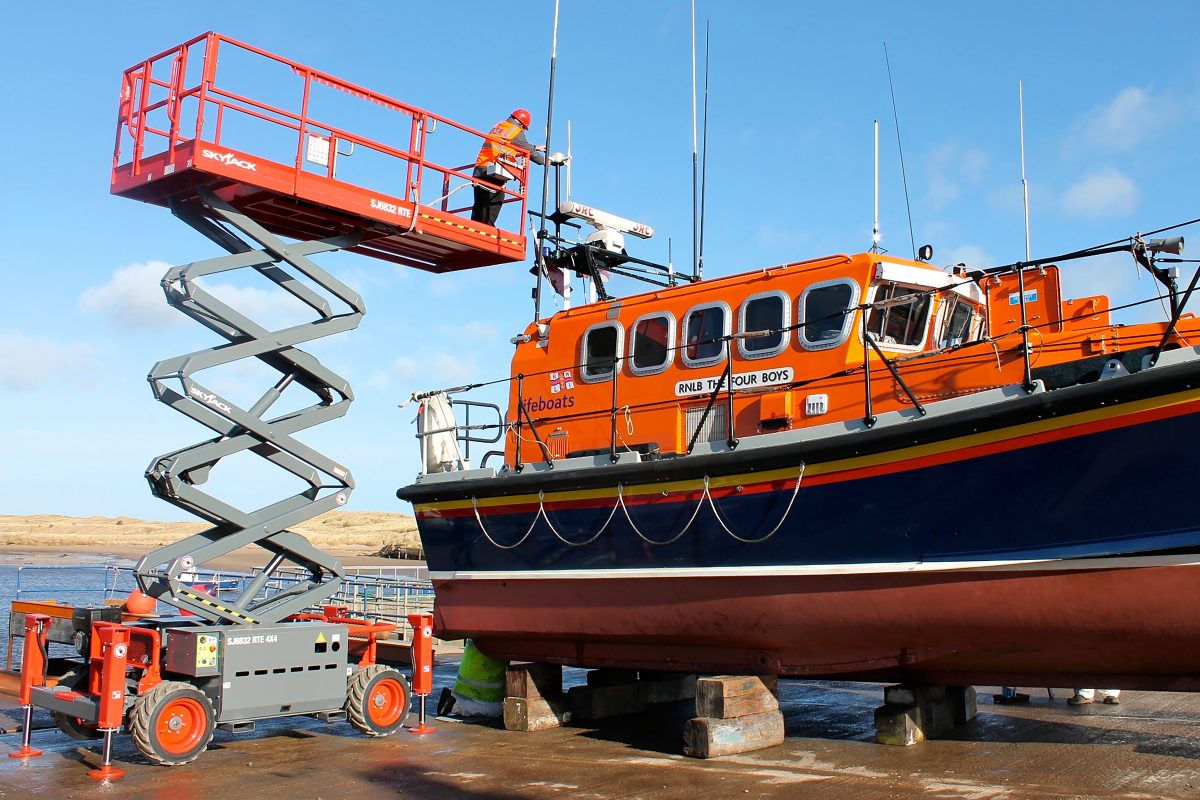 Mast Climbing Working Platforms for Ships & Vessels | APEL